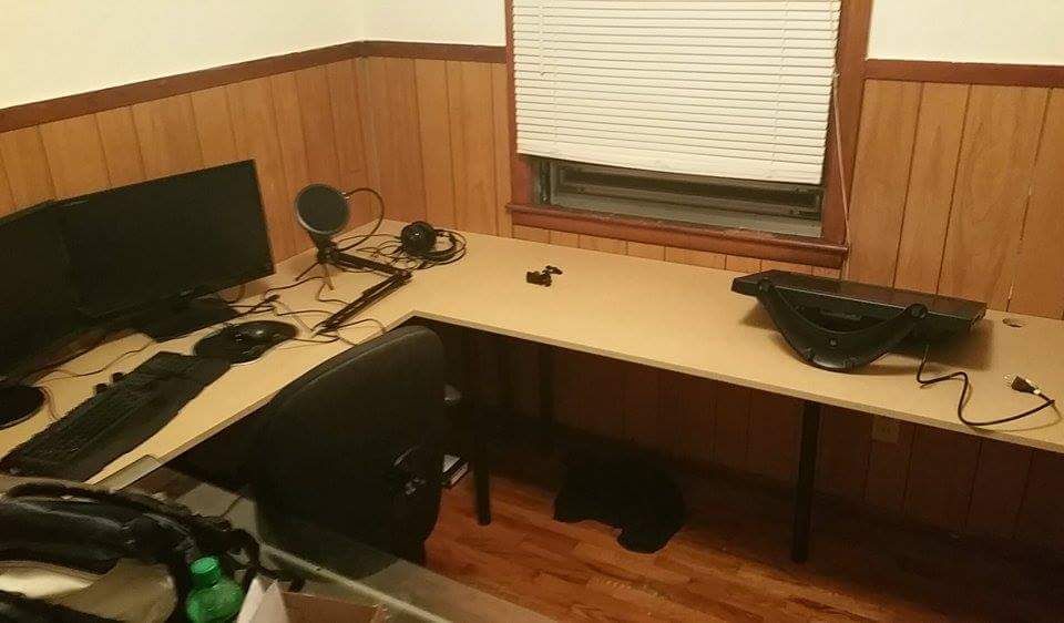 Low Cost Computer Desk : 8 Steps (with Pictures) - Instructables
