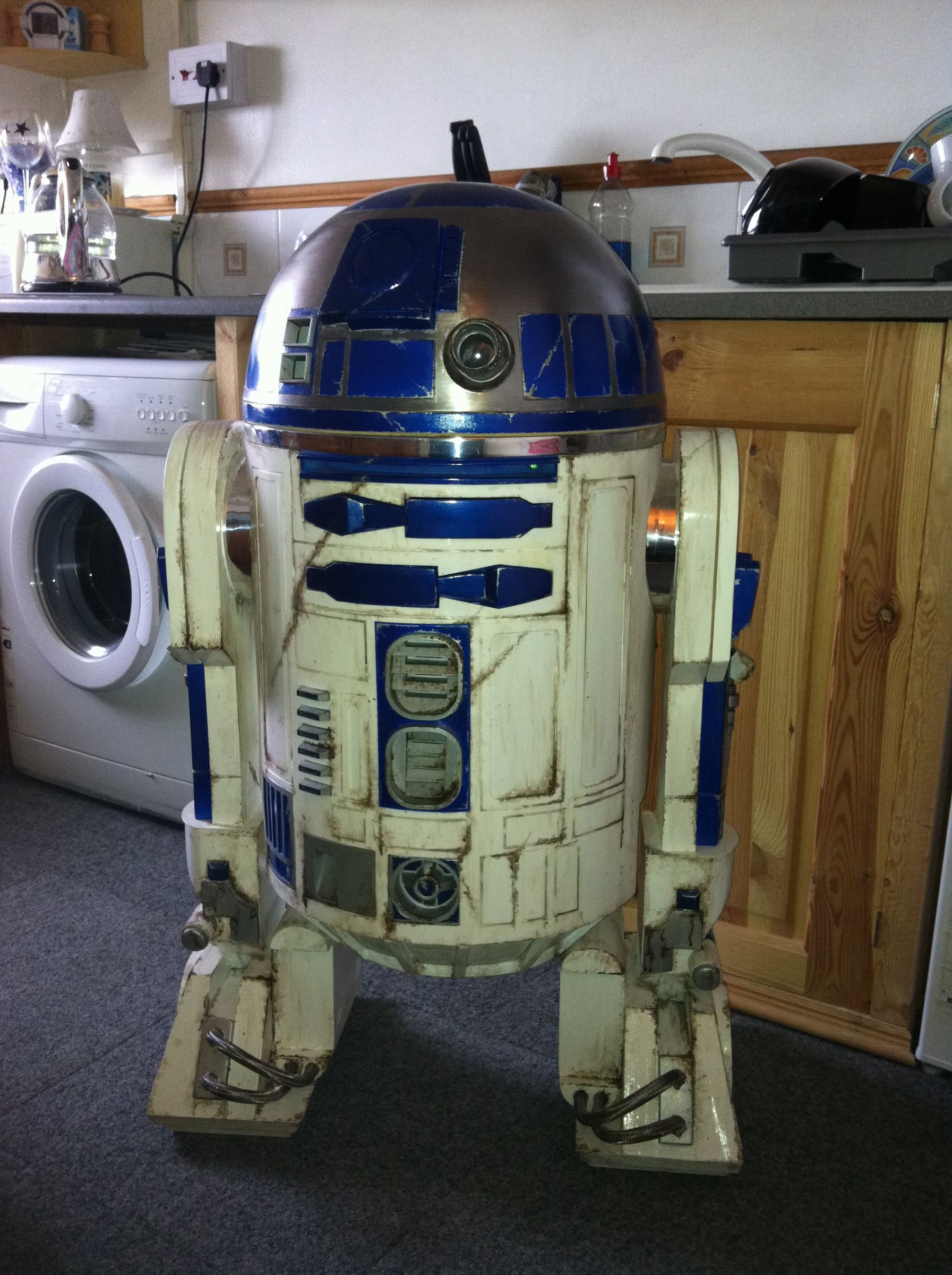 R2D2 How to Battle Damaged R2 and Add Low-cost Audio N Led Lights ...